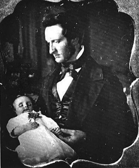 Dead Creepy: Family portraits with deceased relatives