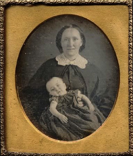 Dead Creepy: Family portraits with deceased relatives