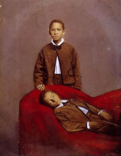 Dead Creepy: Family portraits with deceased relatives