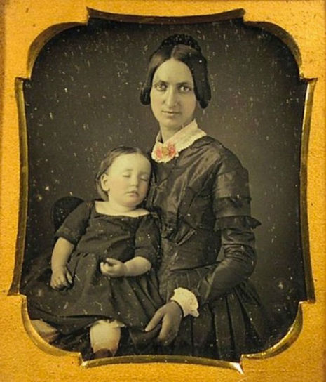 Dead Creepy: Family portraits with deceased relatives